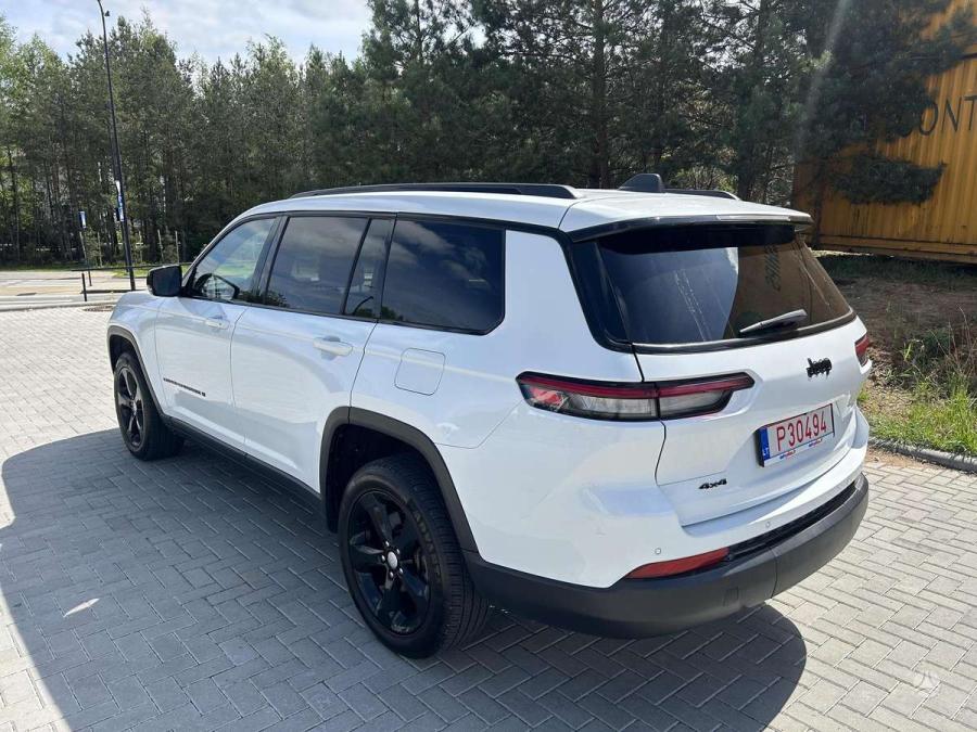 White Jeep Grand Cherokee 2023 in Vilnius, with an engine capacity of 3.60 L and mileage of 111 thousand km for 29900 €, photo 5 on AUTOMOTO.COM.LV