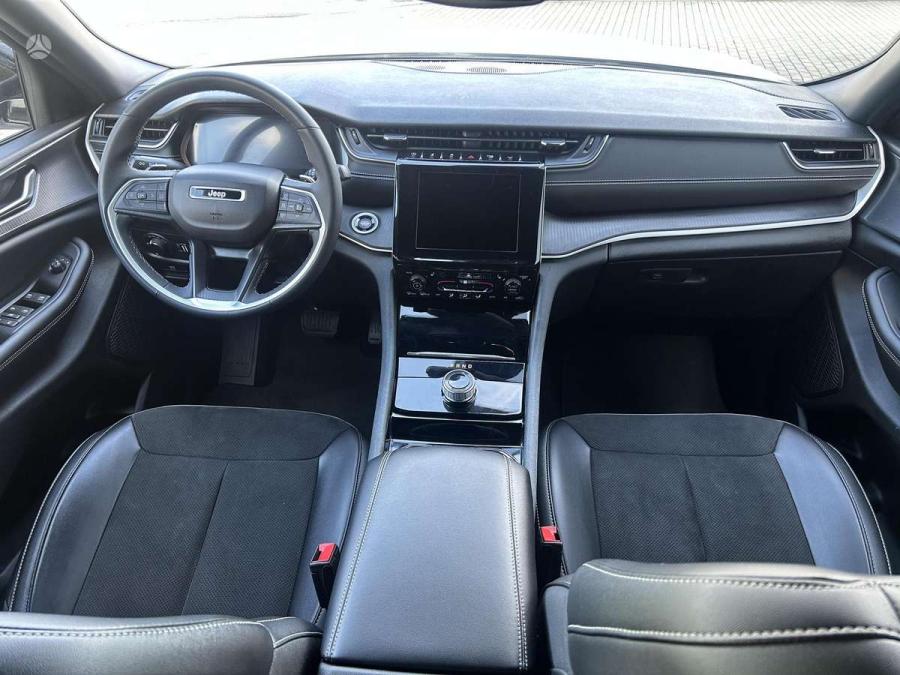White Jeep Grand Cherokee 2023 in Vilnius, with an engine capacity of 3.60 L and mileage of 111 thousand km for 29900 €, photo 6 on AUTOMOTO.COM.LV