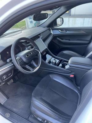 White Jeep Grand Cherokee 2023 in Vilnius, with an engine capacity of 3.60 L and mileage of 111 thousand km for 29900 €, photo 7 on AUTOMOTO.COM.LV