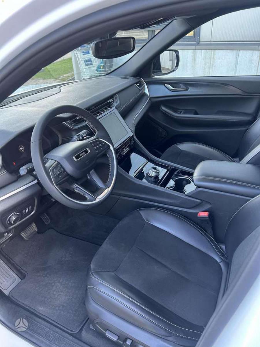 White Jeep Grand Cherokee 2023 in Vilnius, with an engine capacity of 3.60 L and mileage of 111 thousand km for 29900 €, photo 7 on AUTOMOTO.COM.LV