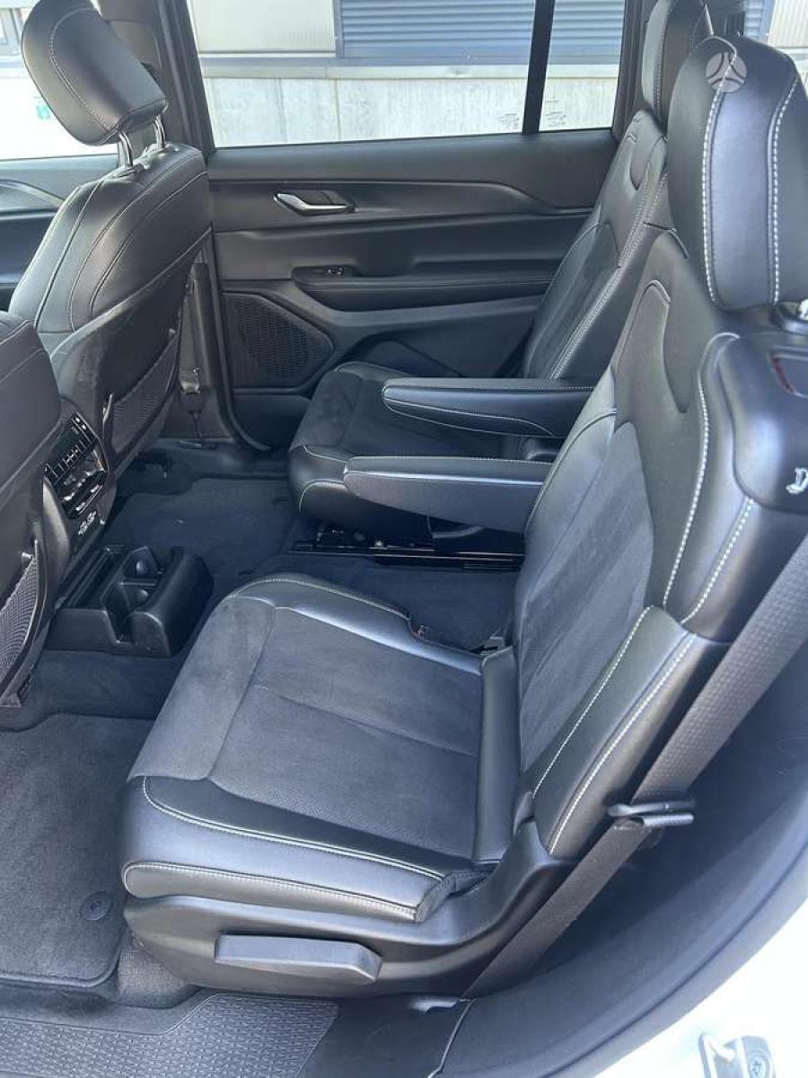 White Jeep Grand Cherokee 2023 in Vilnius, with an engine capacity of 3.60 L and mileage of 111 thousand km for 29900 €, photo 10 on AUTOMOTO.COM.LV