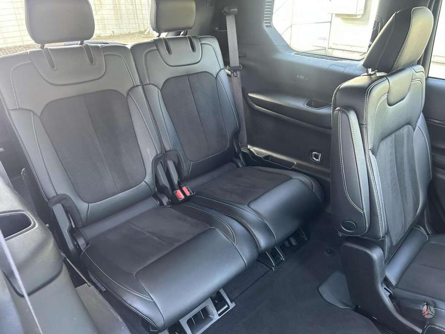 White Jeep Grand Cherokee 2023 in Vilnius, with an engine capacity of 3.60 L and mileage of 111 thousand km for 29900 €, photo 12 on AUTOMOTO.COM.LV