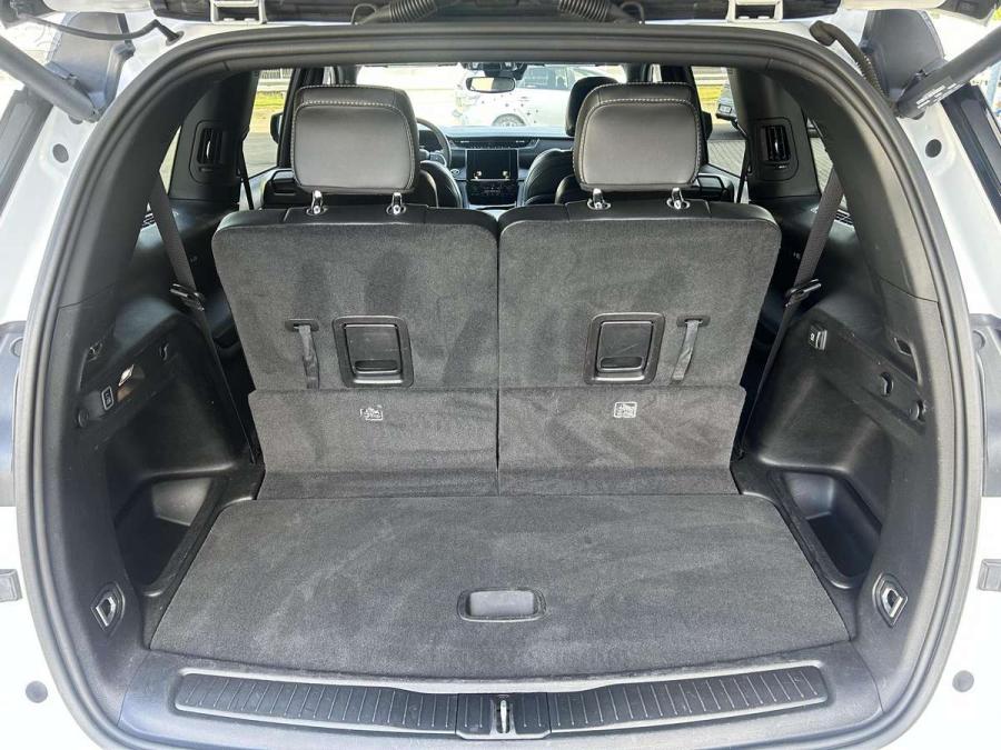 White Jeep Grand Cherokee 2023 in Vilnius, with an engine capacity of 3.60 L and mileage of 111 thousand km for 29900 €, photo 13 on AUTOMOTO.COM.LV