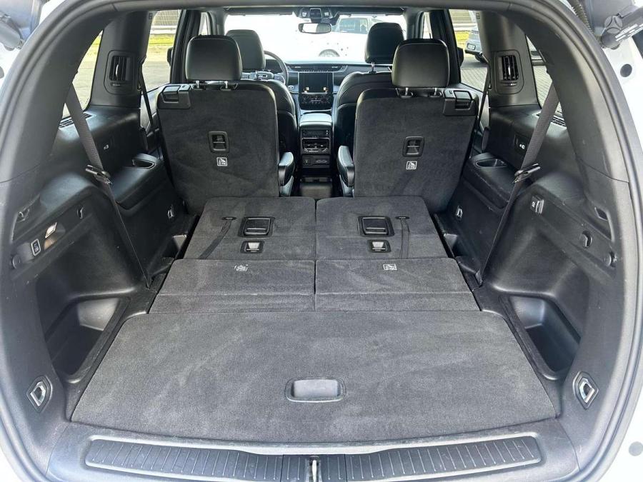 White Jeep Grand Cherokee 2023 in Vilnius, with an engine capacity of 3.60 L and mileage of 111 thousand km for 29900 €, photo 14 on AUTOMOTO.COM.LV