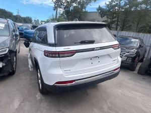 Balts Jeep Grand Cherokee 2023 Ukmergė, ar dzinēja tilpumu 3.60 L un nobraukumu 88 tūkst. km par 9199 €, foto  vietnē AUTOMOTO.COM.LV