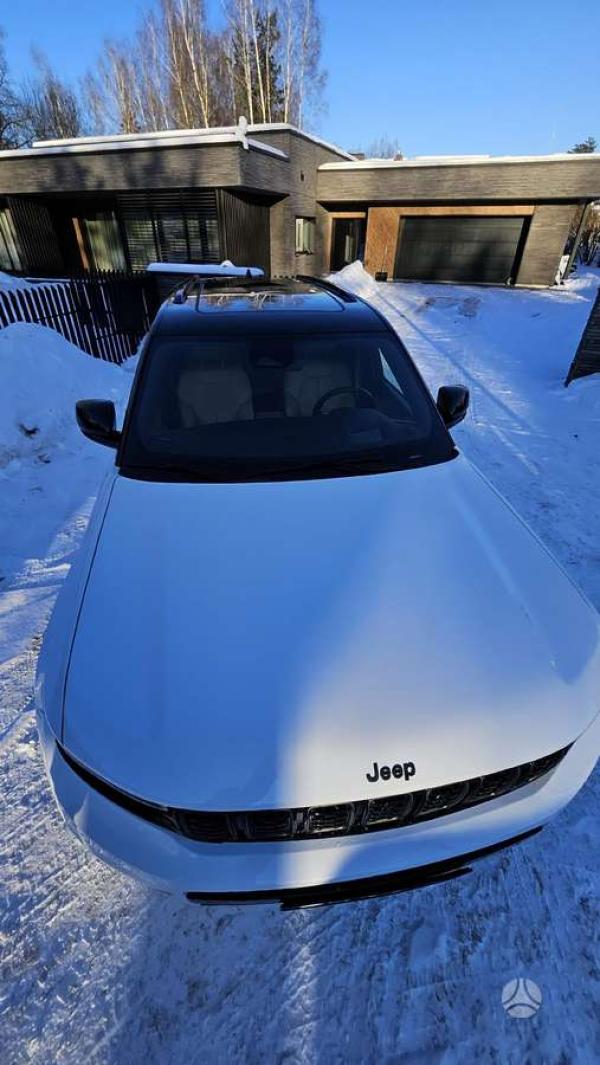 White Jeep Grand Cherokee 2024 in Vilnius, with an engine capacity of 5.65 L and mileage of 45 thousand km for 57000 €, photo 5 on AUTOMOTO.COM.LV