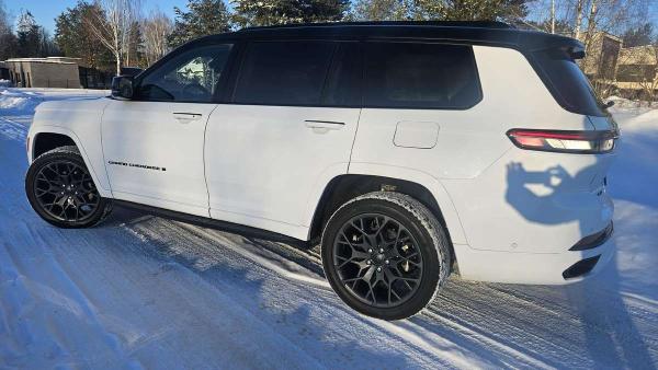 White Jeep Grand Cherokee 2024 in Vilnius, with an engine capacity of 5.65 L and mileage of 45 thousand km for 57000 €, photo 6 on AUTOMOTO.COM.LV