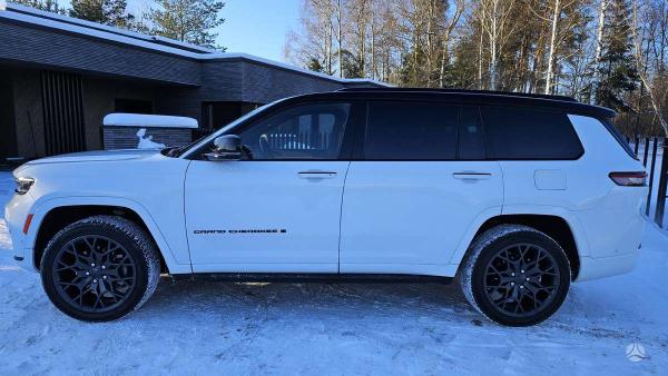 White Jeep Grand Cherokee 2024 in Vilnius, with an engine capacity of 5.65 L and mileage of 45 thousand km for 57000 €, photo 7 on AUTOMOTO.COM.LV