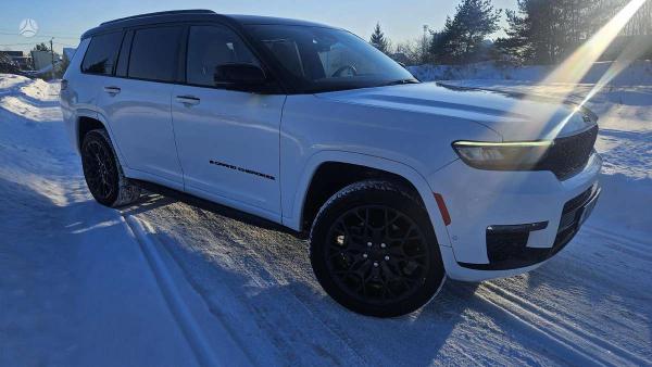 White Jeep Grand Cherokee 2024 in Vilnius, with an engine capacity of 5.65 L and mileage of 45 thousand km for 57000 €, photo 9 on AUTOMOTO.COM.LV