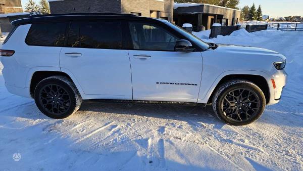 White Jeep Grand Cherokee 2024 in Vilnius, with an engine capacity of 5.65 L and mileage of 45 thousand km for 57000 €, photo 10 on AUTOMOTO.COM.LV