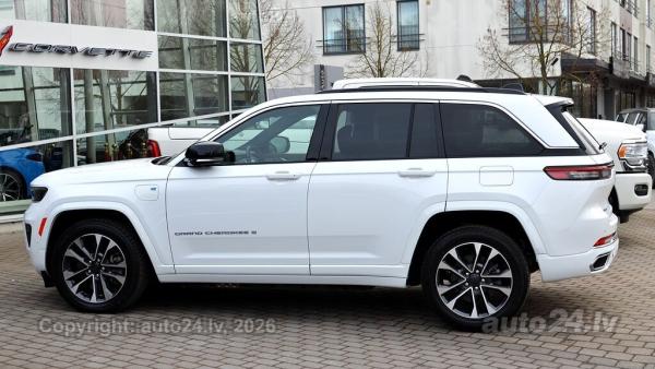 White Jeep Grand Cherokee 2024 in Tallinn, with an engine capacity of 2.00 L and mileage of 42 thousand km for 55000 €, photo 5 on AUTOMOTO.COM.LV