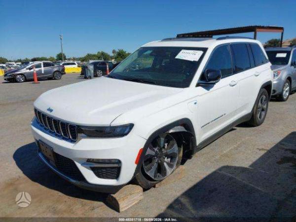 White Jeep Grand Cherokee 2024 in Klaipeda, with an engine capacity of 2.00 L and mileage of 43 thousand km for 15300 €, photo 2 on AUTOMOTO.COM.LV
