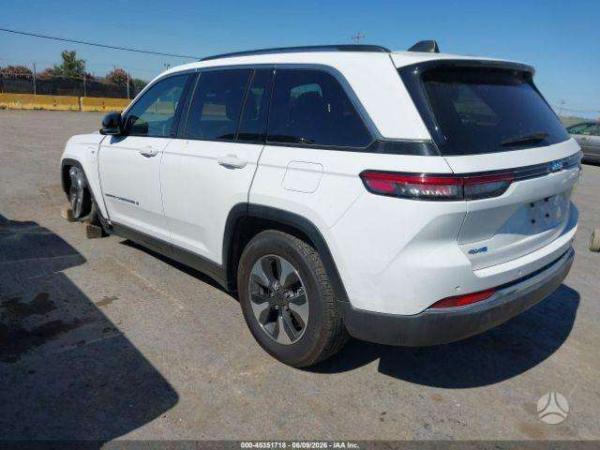 White Jeep Grand Cherokee 2024 in Klaipeda, with an engine capacity of 2.00 L and mileage of 43 thousand km for 15300 €, photo 3 on AUTOMOTO.COM.LV