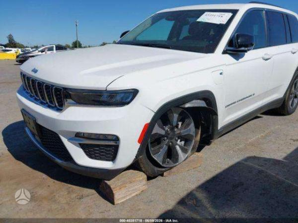 White Jeep Grand Cherokee 2024 in Klaipeda, with an engine capacity of 2.00 L and mileage of 43 thousand km for 15300 €, photo 6 on AUTOMOTO.COM.LV