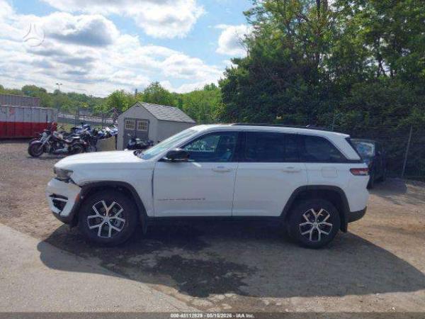 Balts Jeep Grand Cherokee 2025 Klaipėda, ar dzinēja tilpumu 3.60 L un nobraukumu 42 tūkst. km par 17700 €, foto 2 vietnē AUTOMOTO.COM.LV