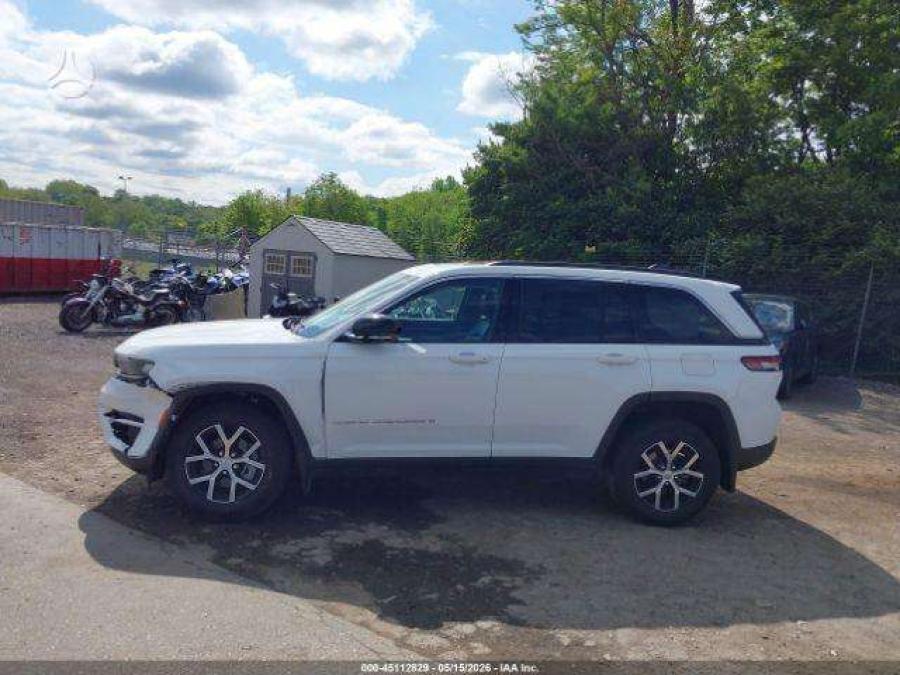 White Jeep Grand Cherokee 2025 in Klaipeda, with an engine capacity of 3.60 L and mileage of 42 thousand km for 17700 €, photo 3 on AUTOMOTO.COM.LV