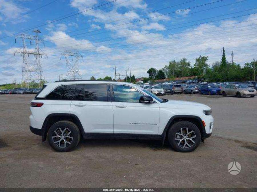 White Jeep Grand Cherokee 2025 in Klaipeda, with an engine capacity of 3.60 L and mileage of 42 thousand km for 17700 €, photo 4 on AUTOMOTO.COM.LV