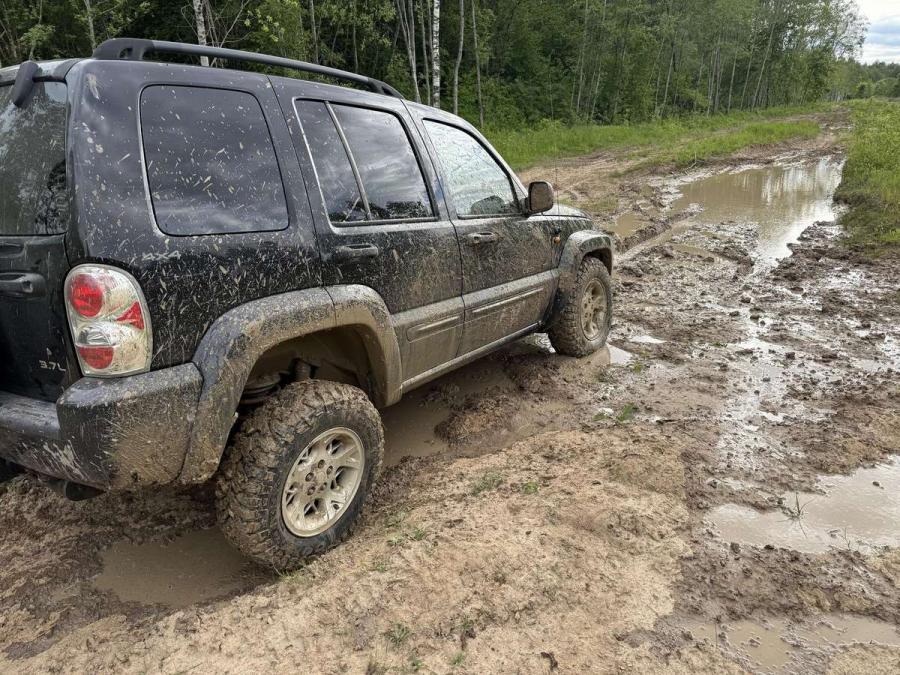 Black Jeep Liberty 2002 in Utena, with an engine capacity of 3.70 L and mileage of 171 thousand km for 2300 €, photo 1 on AUTOMOTO.COM.LV