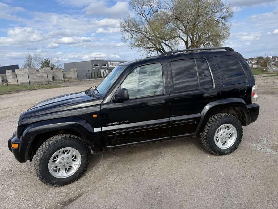 Black Jeep Liberty 2002 in Utena, with an engine capacity of 3.70 L and mileage of 171 thousand km for 2300 €, photo 8 on AUTOMOTO.COM.LV