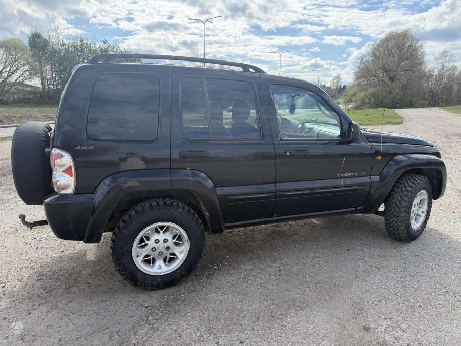 Black Jeep Liberty 2002 in Utena, with an engine capacity of 3.70 L and mileage of 171 thousand km for 2300 €, photo 11 on AUTOMOTO.COM.LV