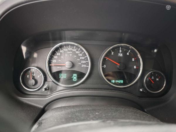 Black Jeep Patriot 2009 in Utena, with an engine capacity of 1.97 L and mileage of 182 thousand km for 4500 €, photo 11 on AUTOMOTO.COM.LV
