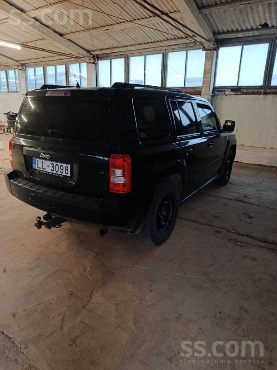 Black Jeep Patriot 2009 in Limbazi, with an engine capacity of 2.00 L and mileage of 258 thousand km for 2700 €, photo 4 on AUTOMOTO.COM.LV
