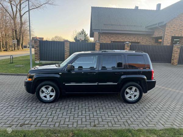 Black Jeep Patriot 2010 in Klaipeda, with an engine capacity of 2.20 L and mileage of 328 thousand km for 3150 €, photo 8 on AUTOMOTO.COM.LV
