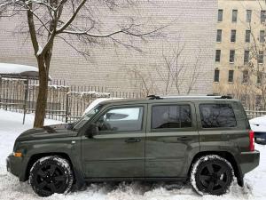Green Jeep Patriot 2007 in Vilnius, with an engine capacity of 2.40 L and mileage of 169 thousand km for 3350 €, photo 3 on AUTOMOTO.COM.LV