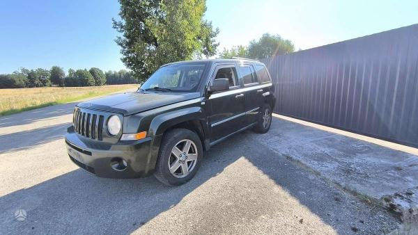 Green Jeep Patriot 2009 in Kazlu Ruda, with an engine capacity of 2.00 L and mileage of 300 thousand km for 1300 €, photo 1 on AUTOMOTO.COM.LV