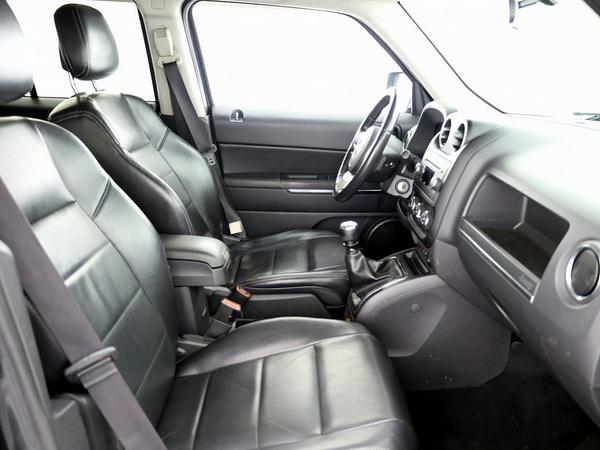 Jeep Patriot 2012 Tallina vietnē Pelēks Jeep Patriot 2012 Tallina, ar dzinēja tilpumu 2.10 L un nobraukumu 284 tūkst. km par 4999 €, foto 7 vietnē AUTOMOTO.COM.LV