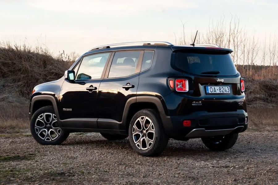Black Jeep Renegade 2015 in Riga, with an engine capacity of 2.00 L and mileage of 225 thousand km for 11495 €, photo 3 on AUTOMOTO.COM.LV