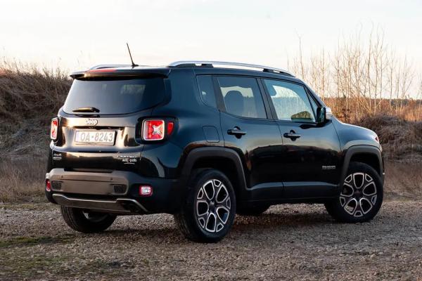 Black Jeep Renegade 2015 in Riga, with an engine capacity of 2.00 L and mileage of 225 thousand km for 11495 €, photo 4 on AUTOMOTO.COM.LV