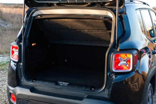 Black Jeep Renegade 2015 in Riga, with an engine capacity of 2.00 L and mileage of 225 thousand km for 11495 €, photo 5 on AUTOMOTO.COM.LV