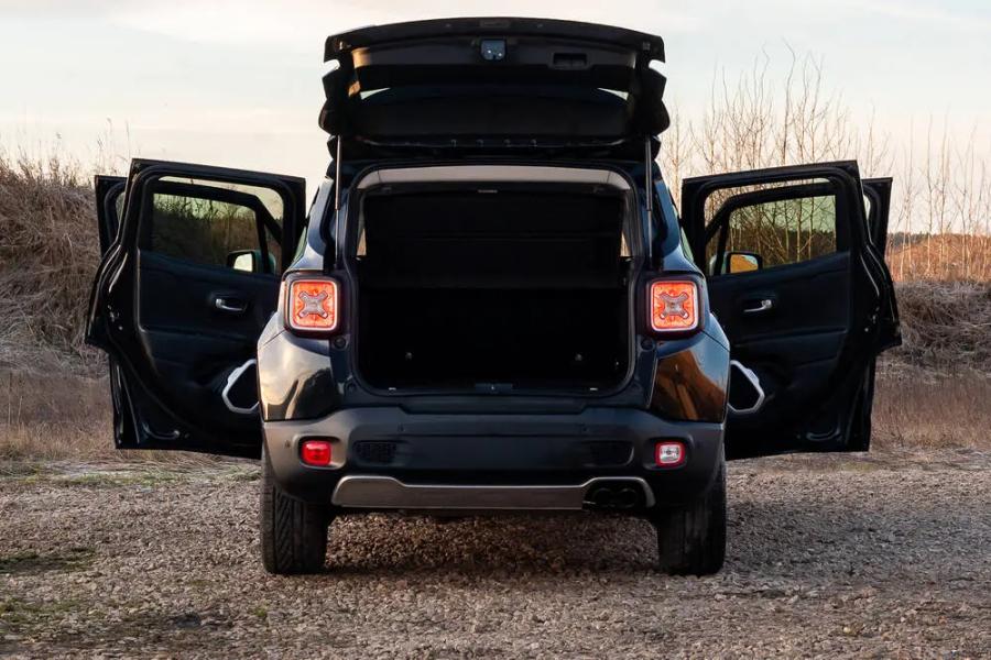 Black Jeep Renegade 2015 in Riga, with an engine capacity of 2.00 L and mileage of 225 thousand km for 11495 €, photo 7 on AUTOMOTO.COM.LV