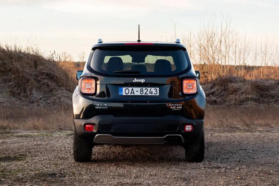 Black Jeep Renegade 2015 in Riga, with an engine capacity of 2.00 L and mileage of 225 thousand km for 11495 €, photo 8 on AUTOMOTO.COM.LV