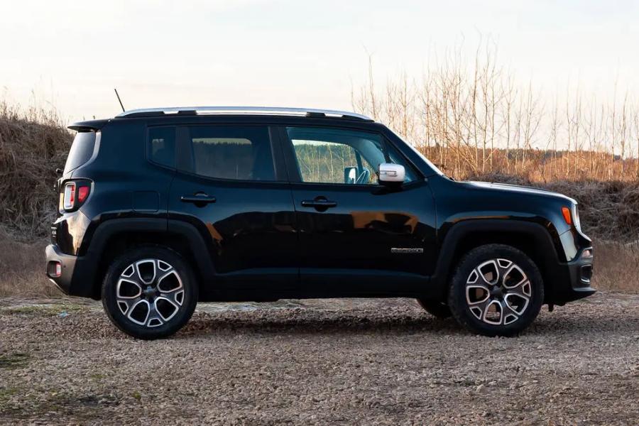 Black Jeep Renegade 2015 in Riga, with an engine capacity of 2.00 L and mileage of 225 thousand km for 11495 €, photo 9 on AUTOMOTO.COM.LV