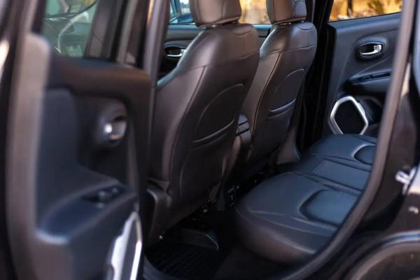 Black Jeep Renegade 2015 in Riga, with an engine capacity of 2.00 L and mileage of 225 thousand km for 11495 €, photo 10 on AUTOMOTO.COM.LV