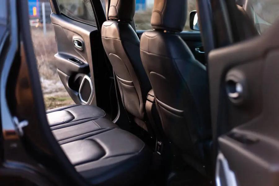 Black Jeep Renegade 2015 in Riga, with an engine capacity of 2.00 L and mileage of 225 thousand km for 11495 €, photo 13 on AUTOMOTO.COM.LV