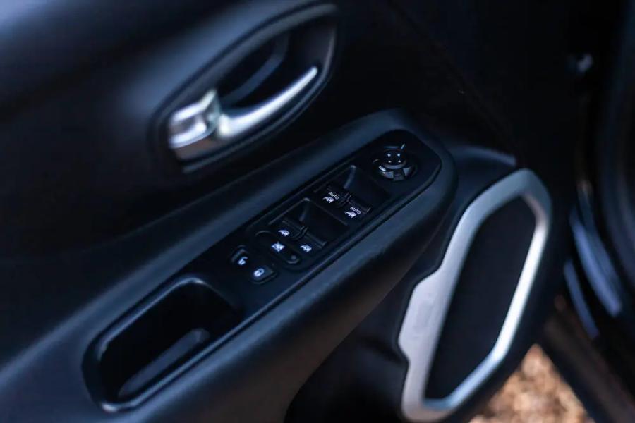Black Jeep Renegade 2015 in Riga, with an engine capacity of 2.00 L and mileage of 225 thousand km for 11495 €, photo 15 on AUTOMOTO.COM.LV
