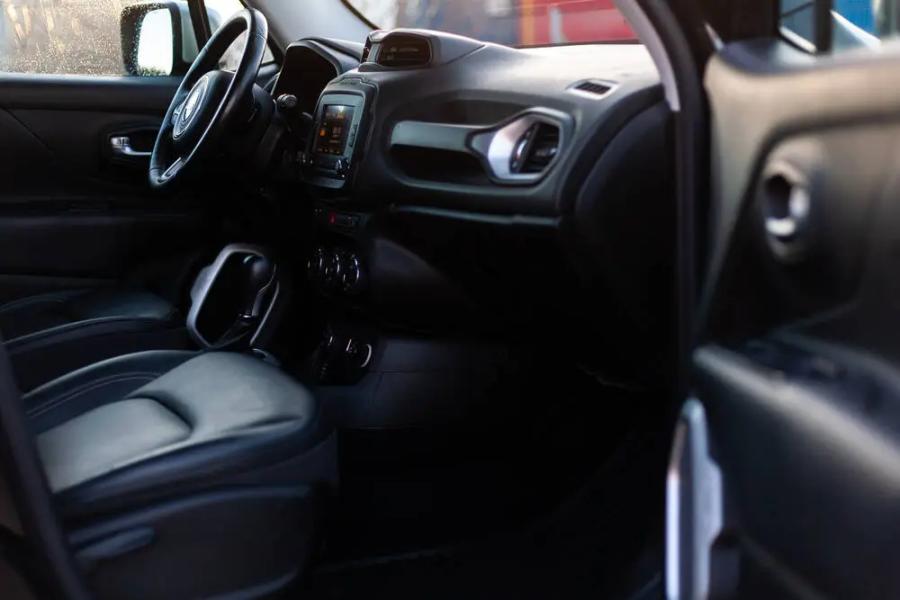 Black Jeep Renegade 2015 in Riga, with an engine capacity of 2.00 L and mileage of 225 thousand km for 11495 €, photo 20 on AUTOMOTO.COM.LV