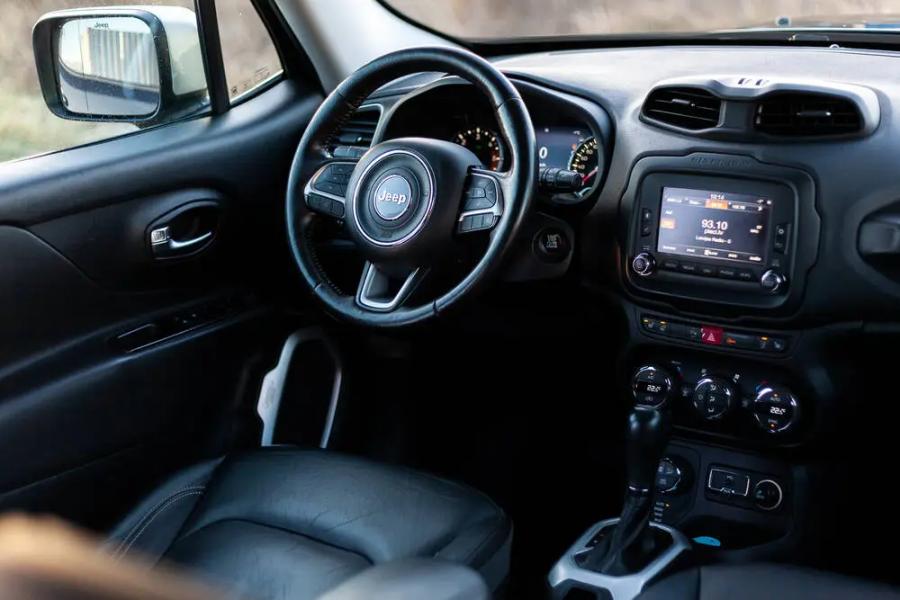 Black Jeep Renegade 2015 in Riga, with an engine capacity of 2.00 L and mileage of 225 thousand km for 11495 €, photo 22 on AUTOMOTO.COM.LV