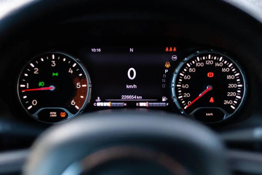 Black Jeep Renegade 2015 in Riga, with an engine capacity of 2.00 L and mileage of 225 thousand km for 11495 €, photo 23 on AUTOMOTO.COM.LV