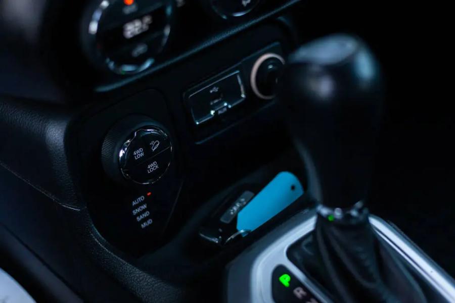Black Jeep Renegade 2015 in Riga, with an engine capacity of 2.00 L and mileage of 225 thousand km for 11495 €, photo 24 on AUTOMOTO.COM.LV