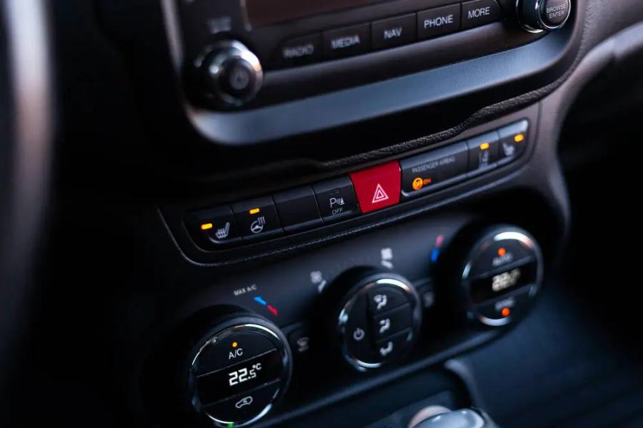 Black Jeep Renegade 2015 in Riga, with an engine capacity of 2.00 L and mileage of 225 thousand km for 11495 €, photo 29 on AUTOMOTO.COM.LV