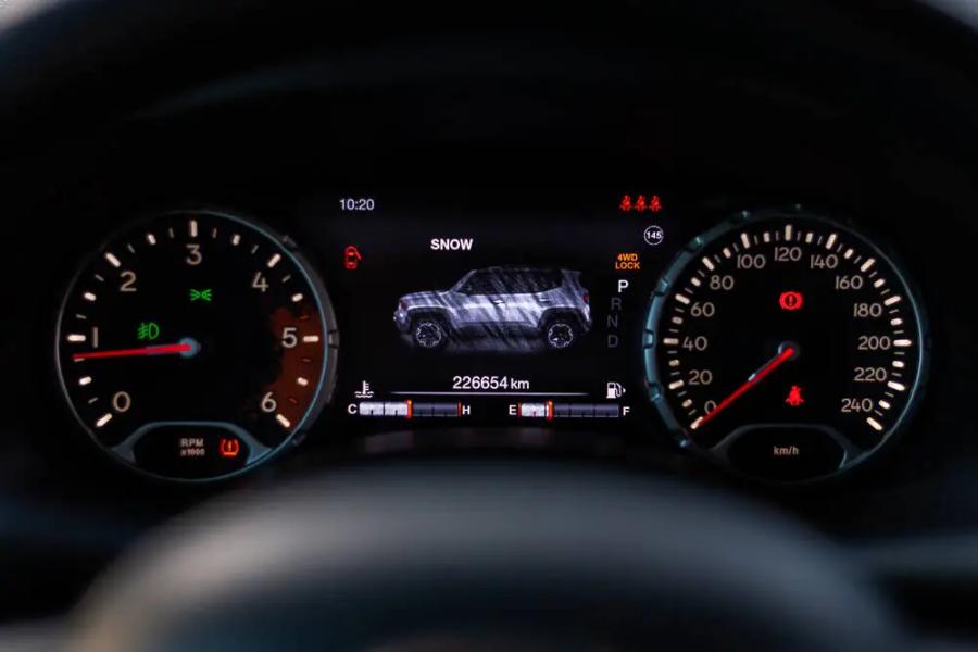 Black Jeep Renegade 2015 in Riga, with an engine capacity of 2.00 L and mileage of 225 thousand km for 11495 €, photo 30 on AUTOMOTO.COM.LV