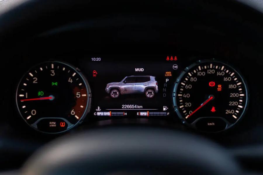 Black Jeep Renegade 2015 in Riga, with an engine capacity of 2.00 L and mileage of 225 thousand km for 11495 €, photo 31 on AUTOMOTO.COM.LV