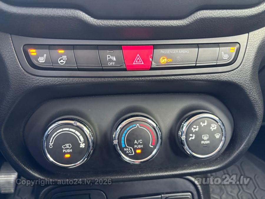 Black Jeep Renegade 2015 in Paide, with an engine capacity of 1.40 L and mileage of 128 thousand km for 7390 €, photo 17 on AUTOMOTO.COM.LV