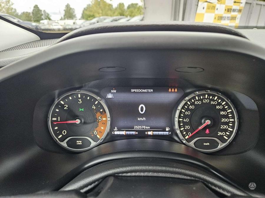 Black Jeep Renegade 2016 in Siauliai, with an engine capacity of 1.60 L and mileage of 252 thousand km for 7450 €, photo 29 on AUTOMOTO.COM.LV