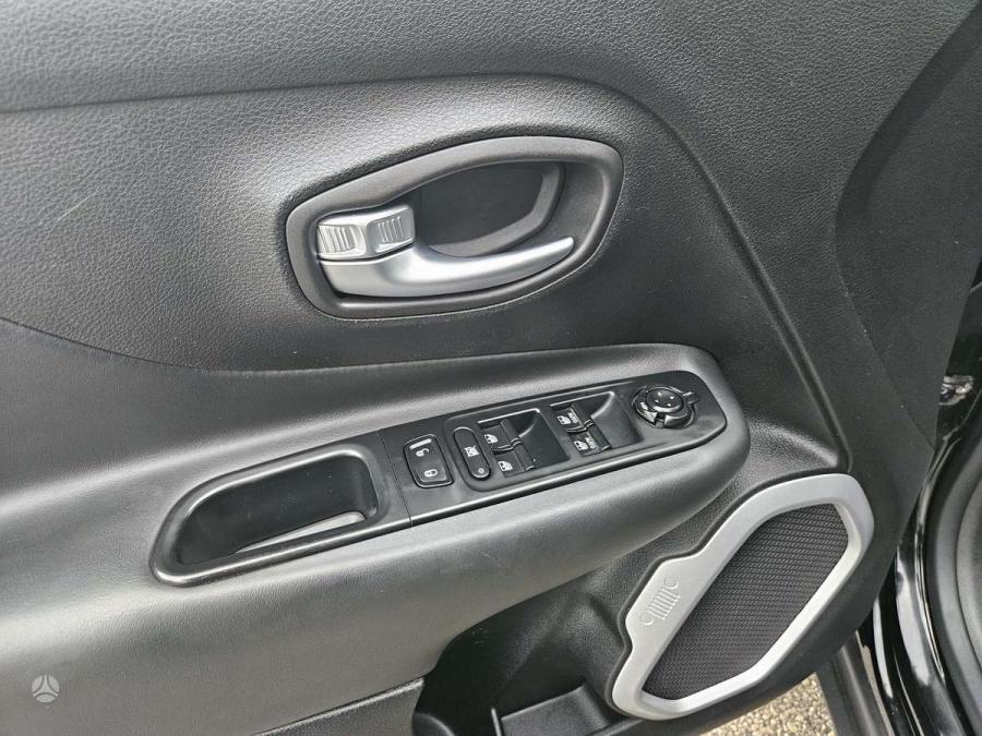 Black Jeep Renegade 2016 in Siauliai, with an engine capacity of 1.60 L and mileage of 252 thousand km for 7450 €, photo 24 on AUTOMOTO.COM.LV