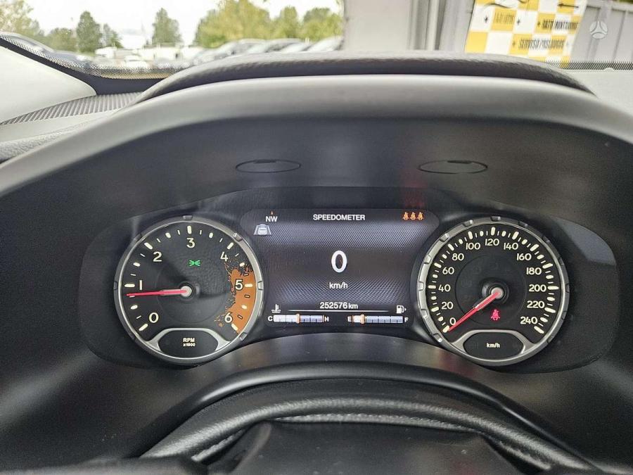 Black Jeep Renegade 2016 in Siauliai, with an engine capacity of 1.60 L and mileage of 252 thousand km for 7450 €, photo 29 on AUTOMOTO.COM.LV